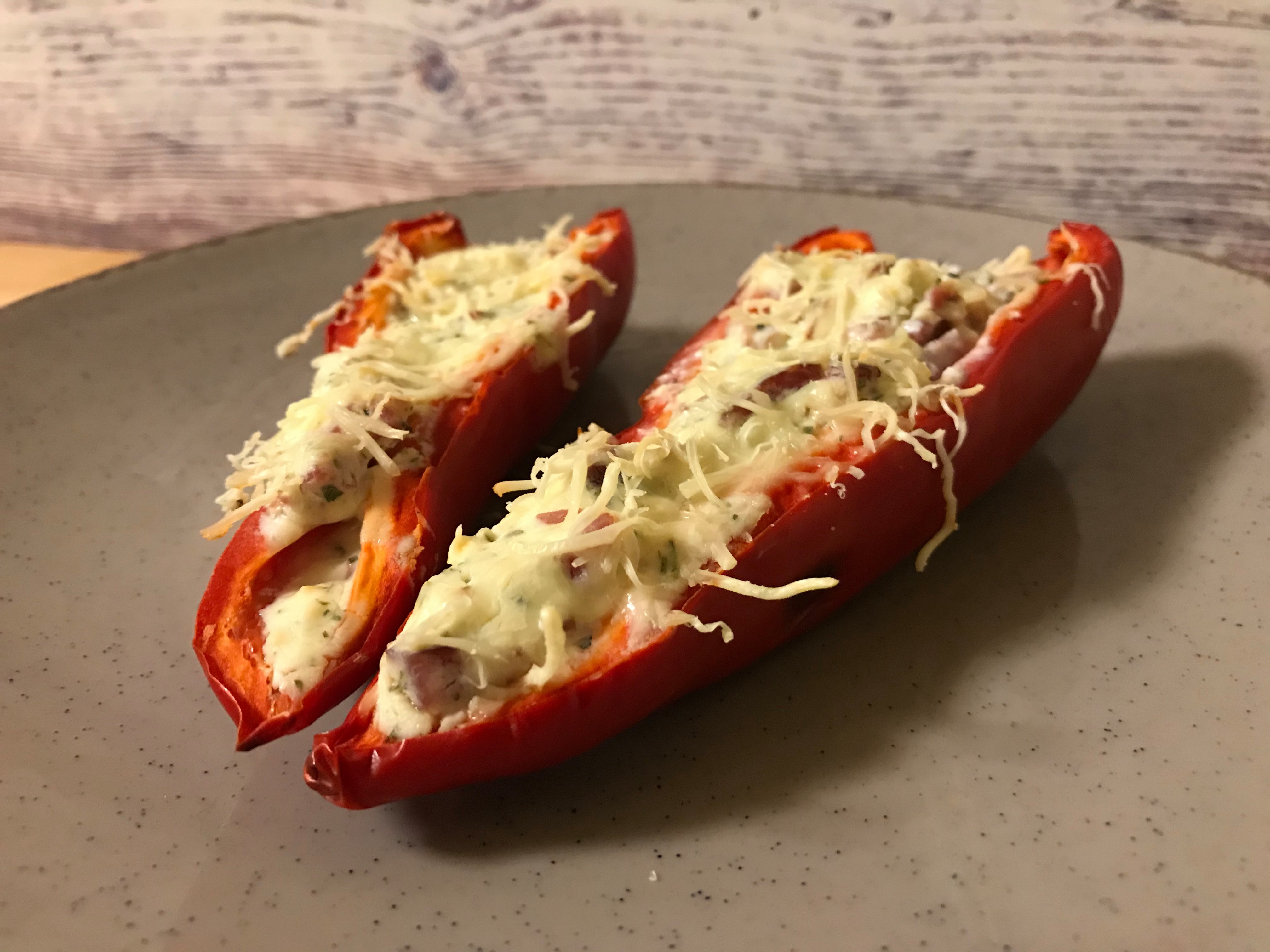 Puntpaprika met roomkaas (light) en kalkoenspek – Tussen mes en vork